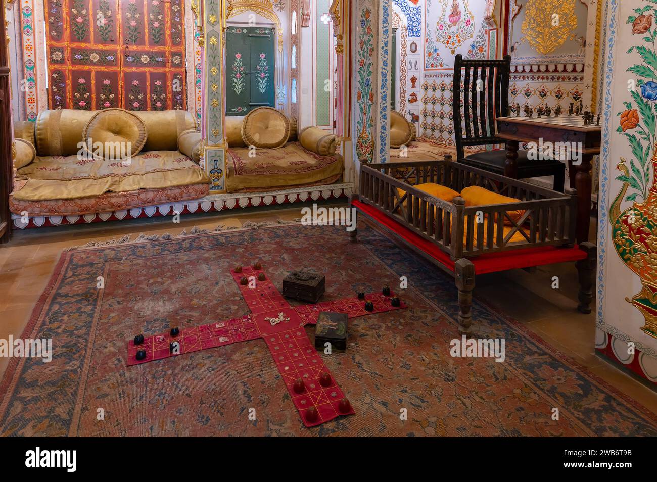 Traditional indian board game hi-res stock photography and images - Alamy