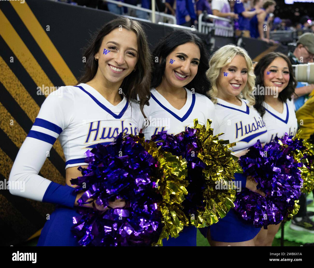 Washington huskies cheerleaders hi-res stock photography and images - Alamy