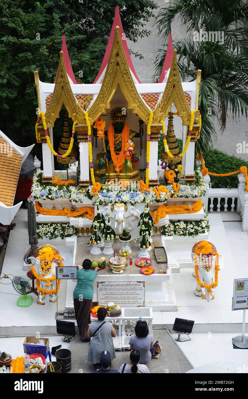 The Phra Indra Shrine in Chid Lom, Bangkok, Thailand Stock Photo - Alamy