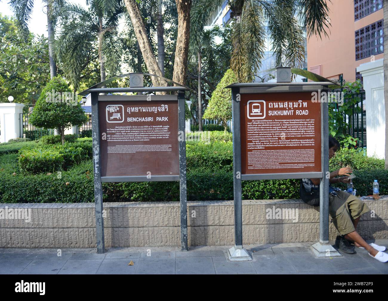 Bangkok road signs hi-res stock photography and images - Alamy