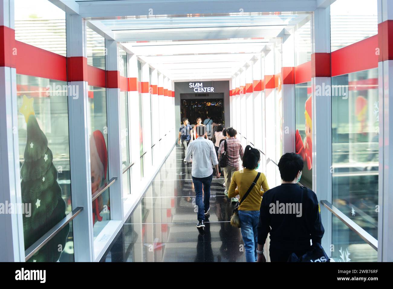 A pedestrian bridge connecting Siam Center and the Siam Discovery ... A pedestrian bridge connecting Siam Center and the Siam Discovery ...