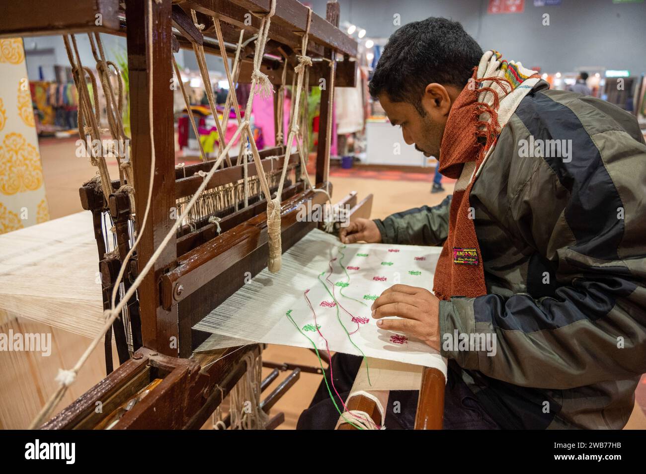 New Delhi, India. 08th Jan, 2024. An Indian handloom weaver from Nadia ...