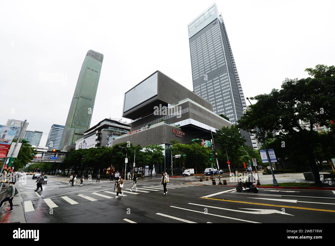 Pedestrians crossing Songzhi Road in Taipei, Taiwan Stock Photo - Alamy