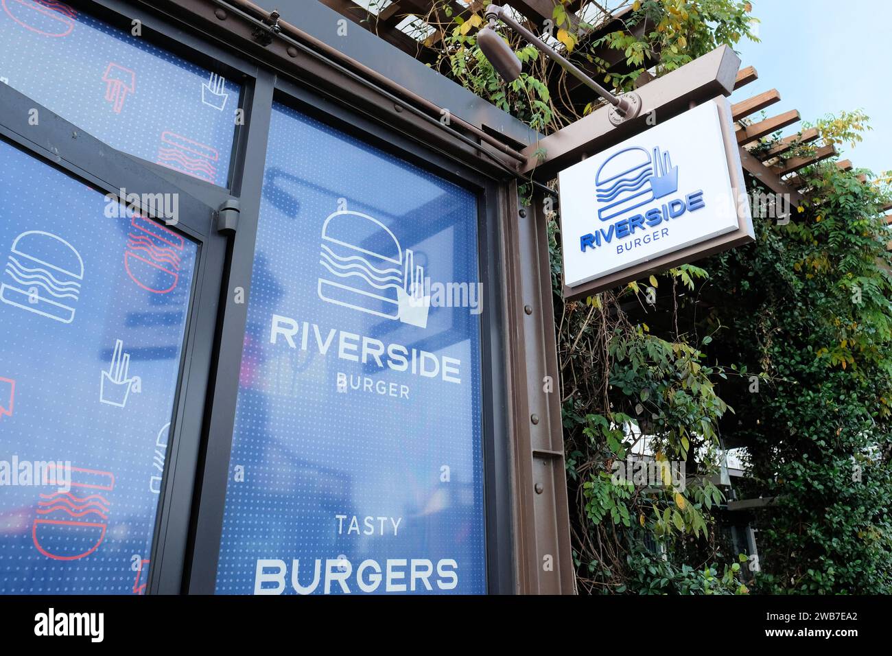 Riverside burger hi-res stock photography and images - Alamy
