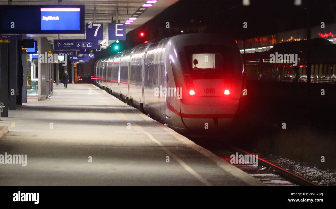 Hanover, Germany. 09th Jan, 2024. Red lamps light up on the empty ...