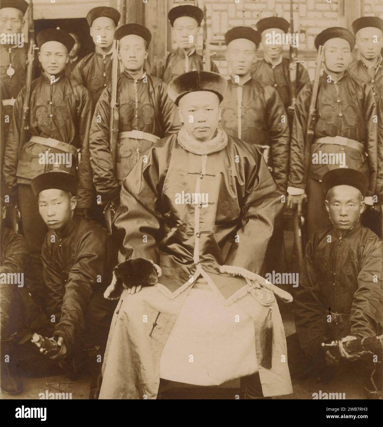 ''Yun-Nan, 1903 - Elèves et professeur d’une section de l’école ...