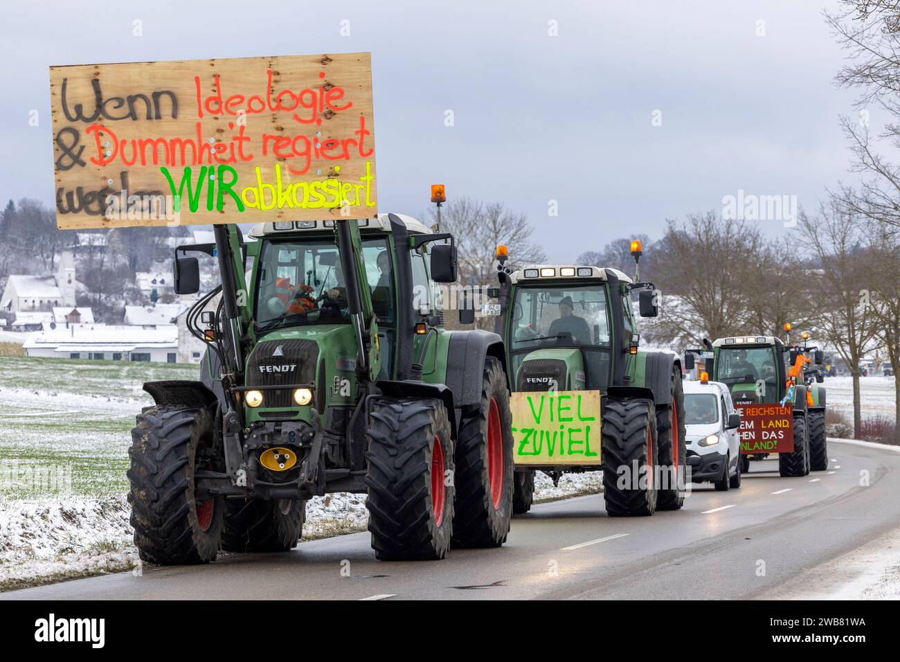 Demo der Landwirte Bauern Bauerndemo mit ihren Traktoren bei Horgau auf ...