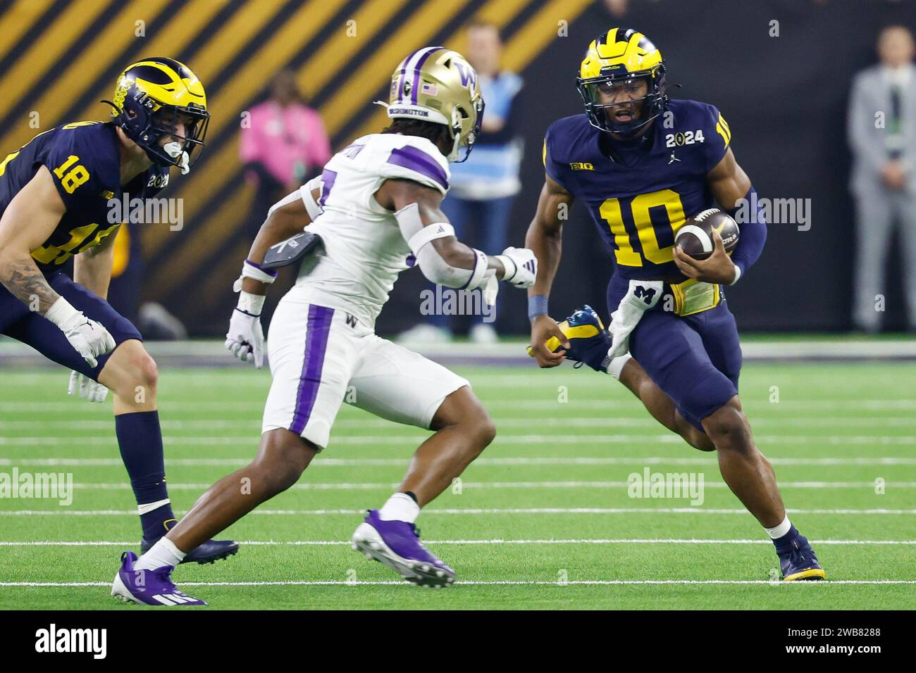 Houston, TX, USA. 8th Jan, 2024. Michigan Wolverines quarterback Alex ...