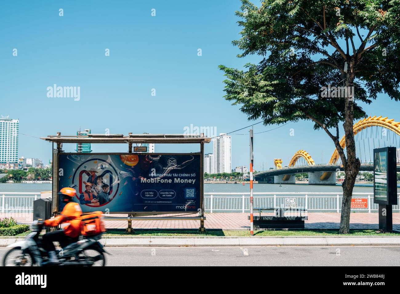 Tower river bus stop hi-res stock photography and images - Alamy