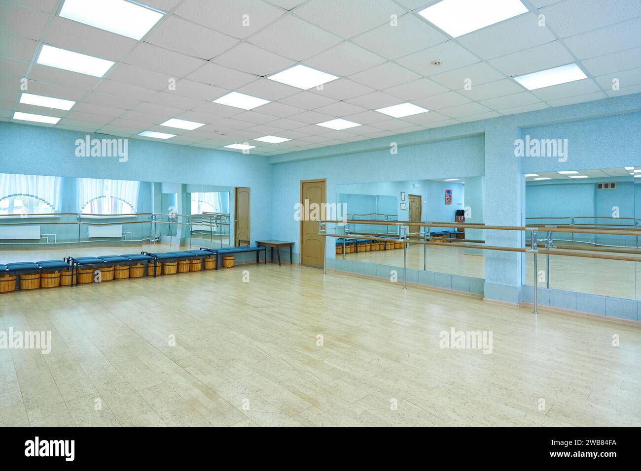 Empty room dance studio hi-res stock photography and images - Alamy