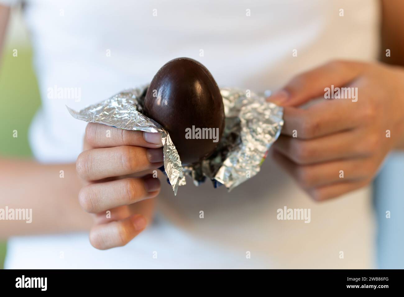 Milk chocolate egg shell hi-res stock photography and images - Alamy