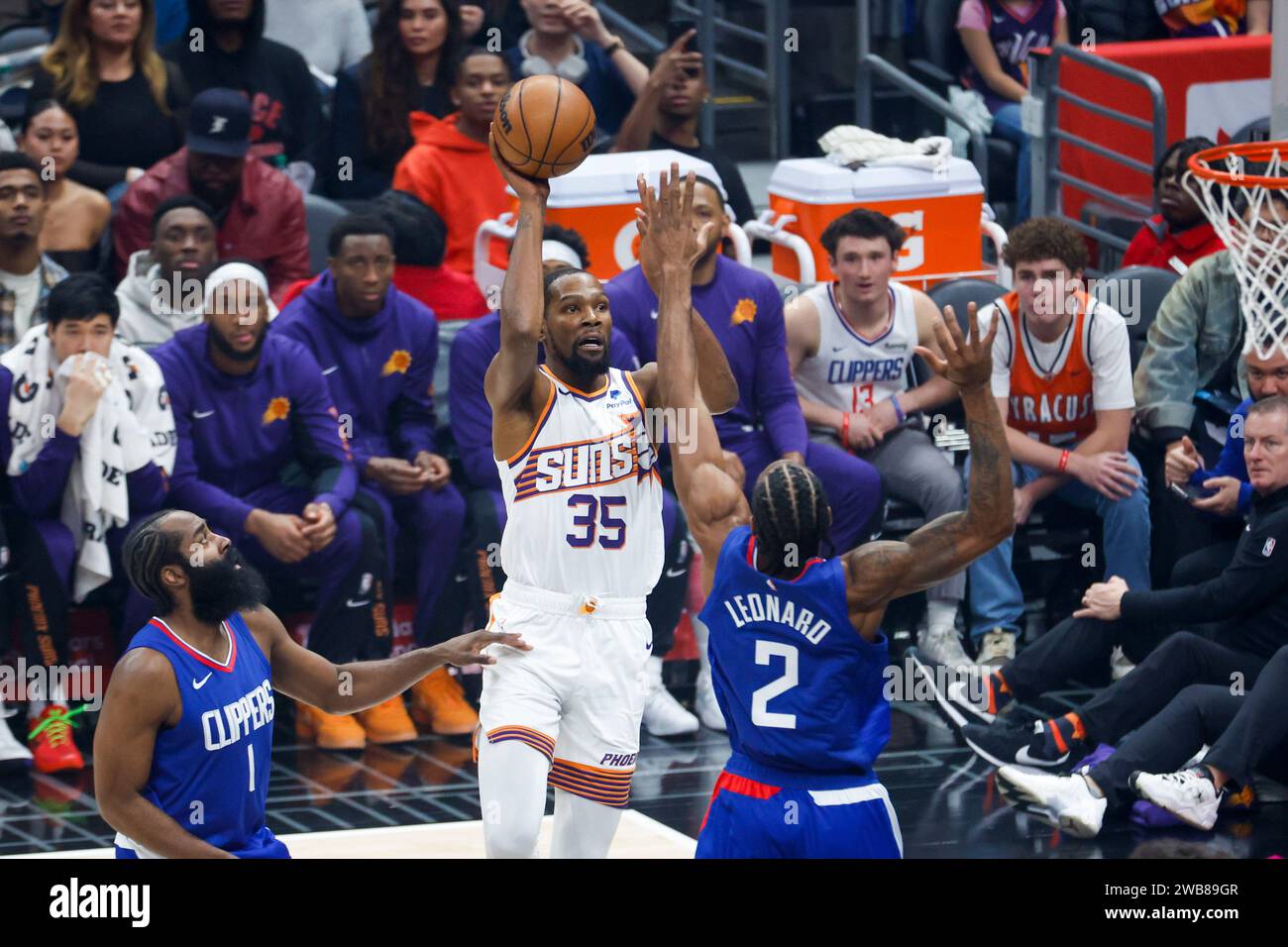Los Angeles, USA. 8th Jan, 2024. Phoenix Suns' Kevin Durant (C) shoots against Los Angeles ...
