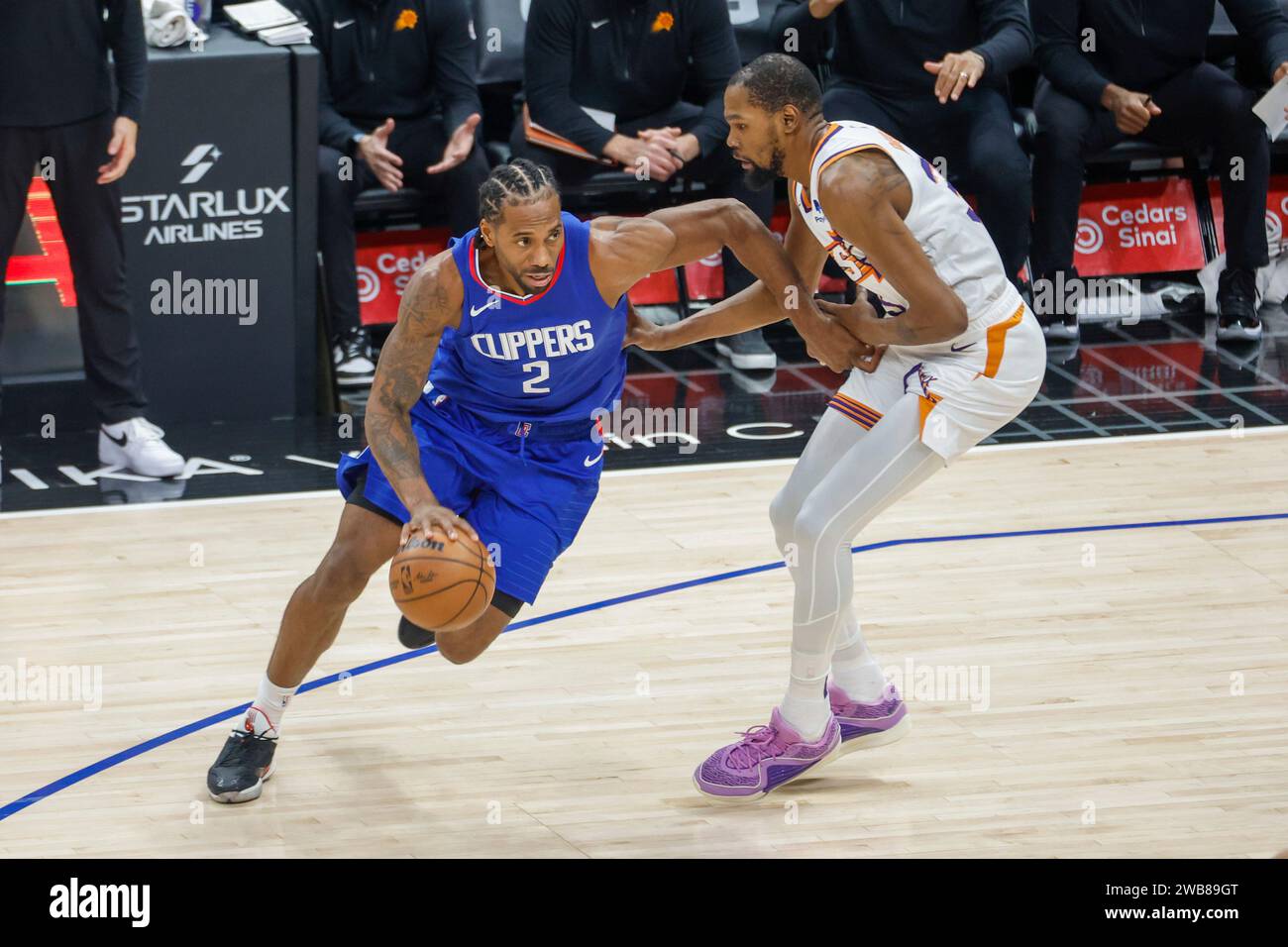 Los Angeles, USA. 8th Jan, 2024. Los Angeles Clippers' Kawhi Leonard (L) drives against Phoenix ...