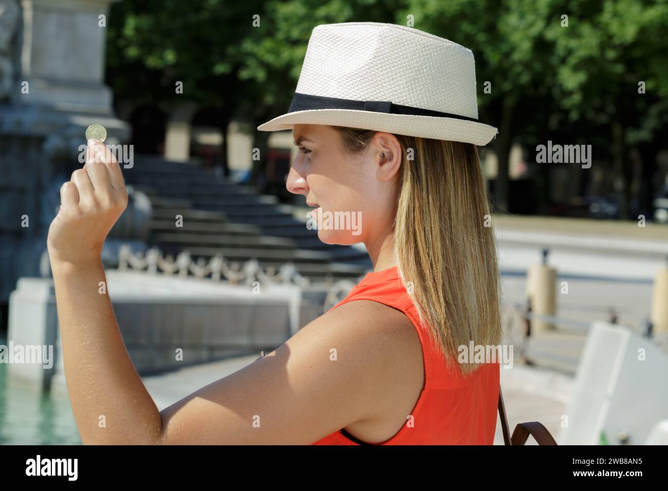 Wishing well coin hi-res stock photography and images - Alamy