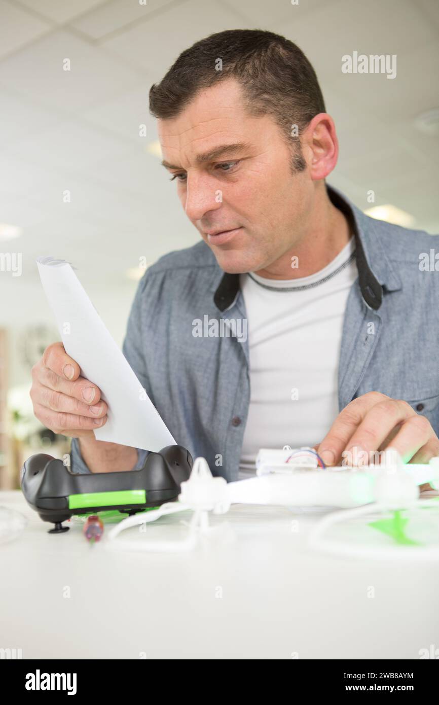 man reading the vblog instructions Stock Photo - Alamy