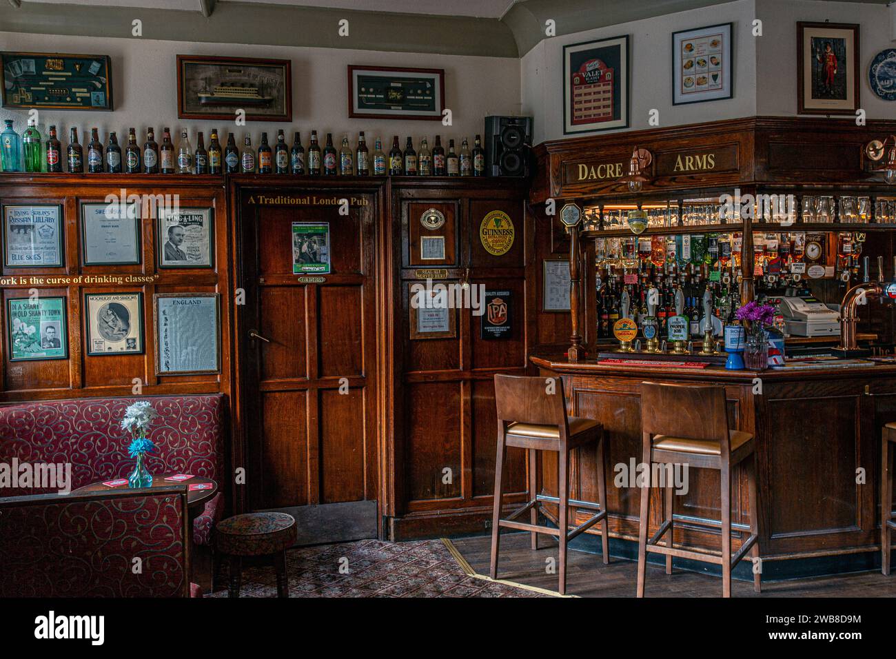 Classic english interior hi-res stock photography and images - Alamy