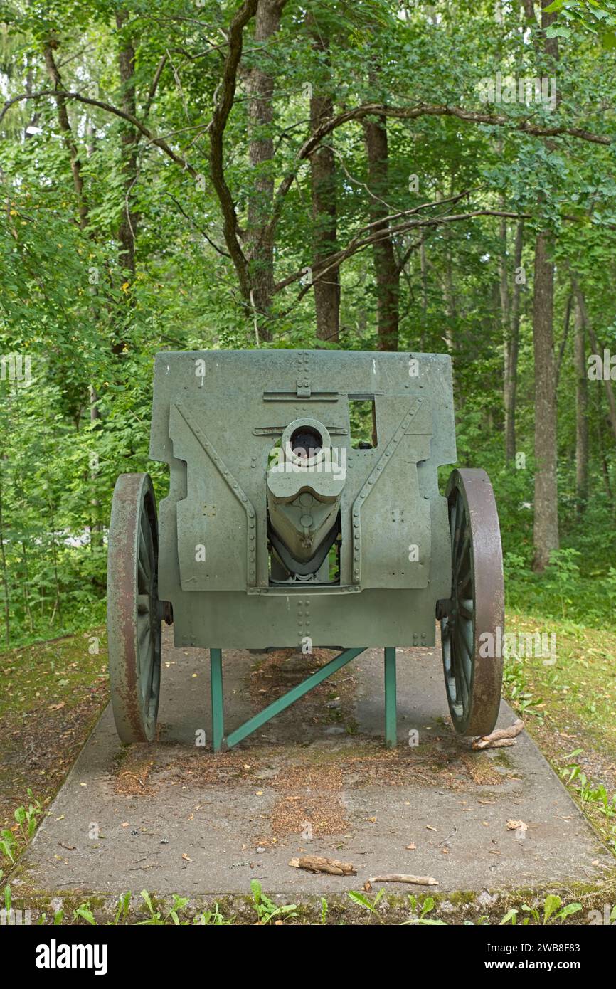 Old World War 2 artillery gun Stock Photo - Alamy