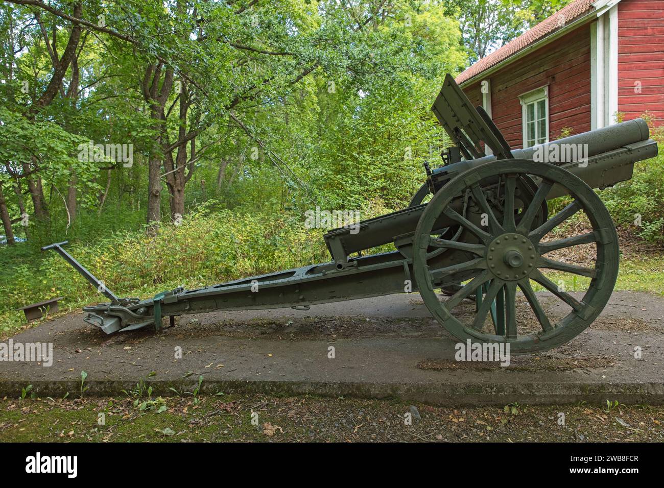 Old World War 2 artillery gun Stock Photo - Alamy