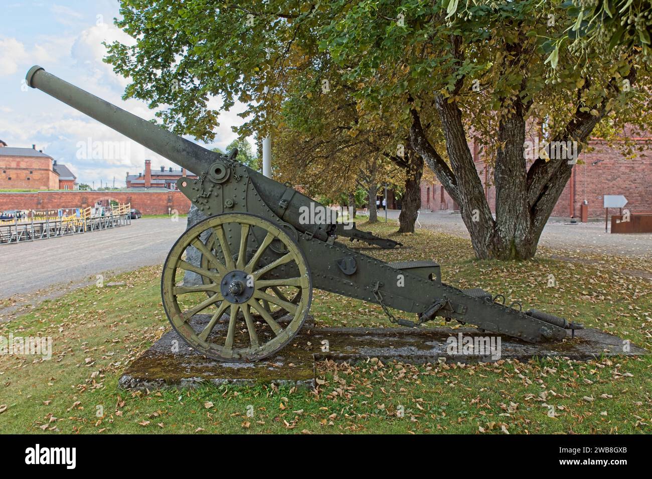 Old World War 2 artillery gun Stock Photo - Alamy