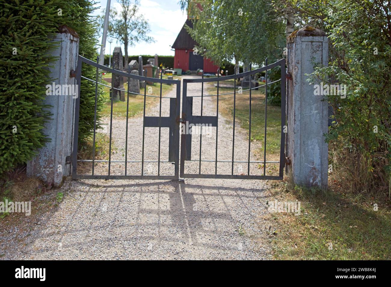 Wrought iron cemetery gates hi-res stock photography and images - Alamy