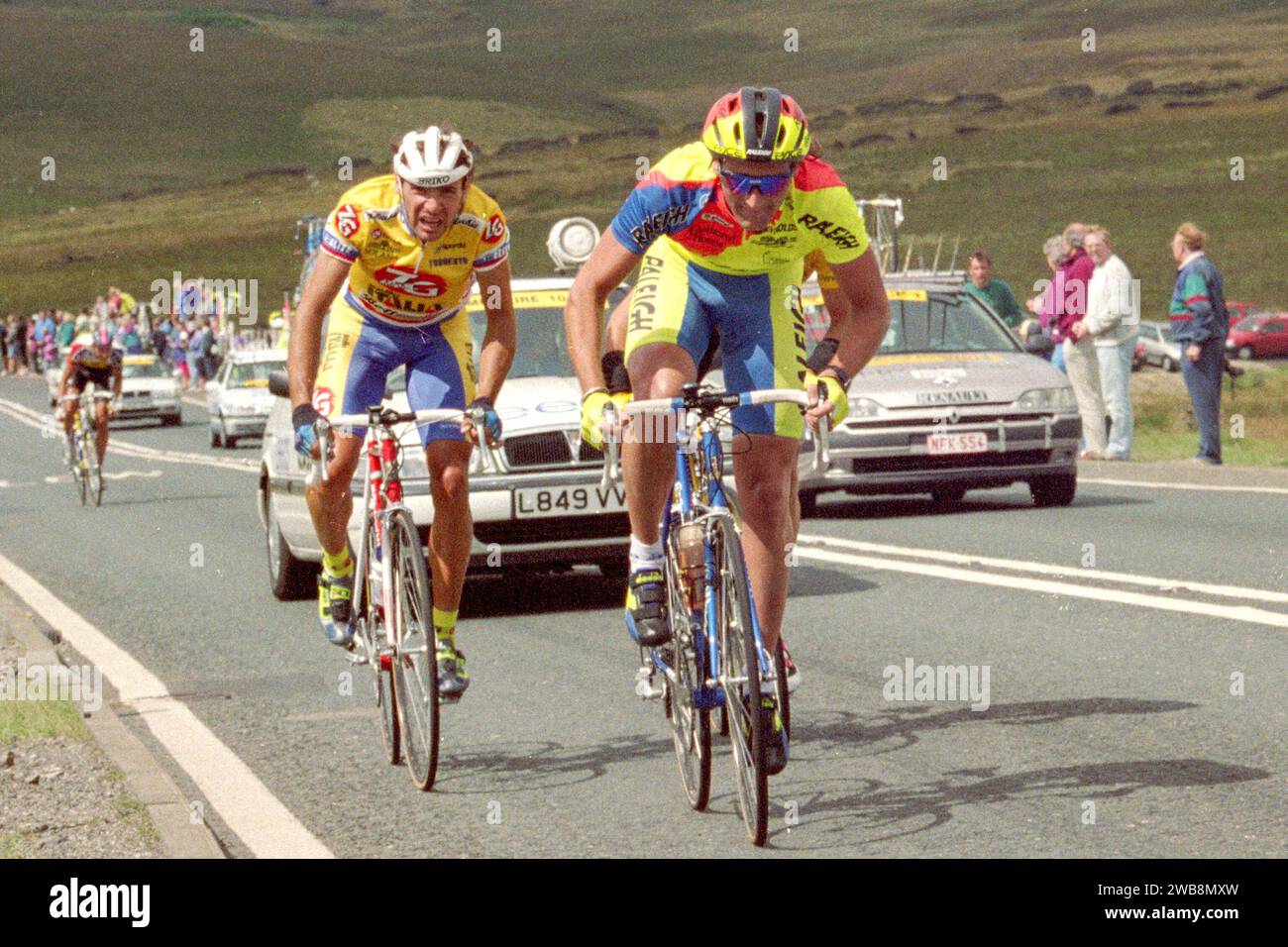 The Leeds Classic cycle race on the Woodhead road in 1994 Stock Photo ...