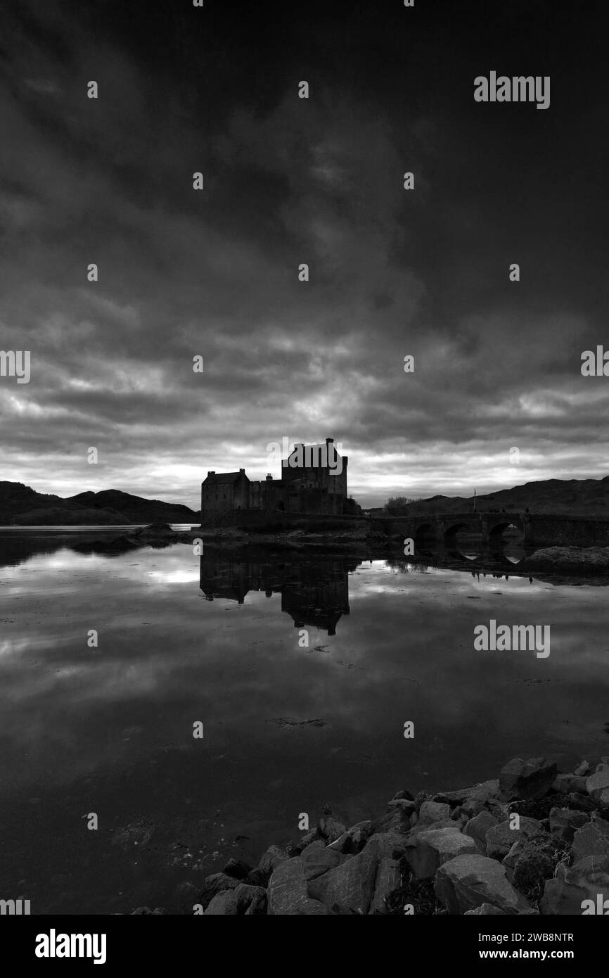 Sunset view over Eilean Donan Castle, Dornie village, Kyle of Lochalsh ...