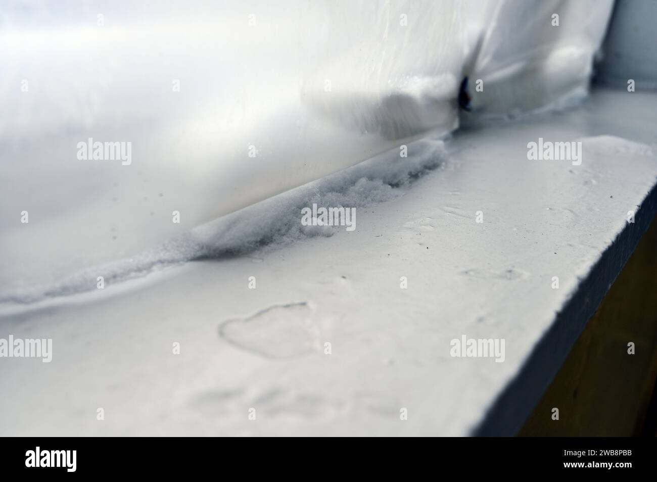 Non Exclusive: LVIV, UKRAINE - JANUARY 08, 2024 - Snow seeps onto the ...