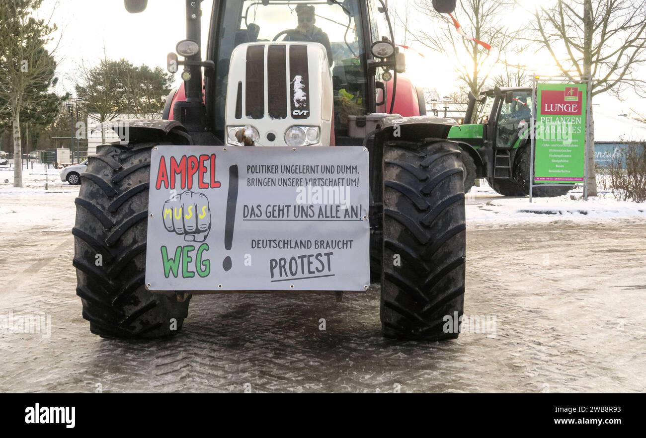 Foto : die Bauern bilden eine Kolonne, zahlreiche Trecker waren zum ...