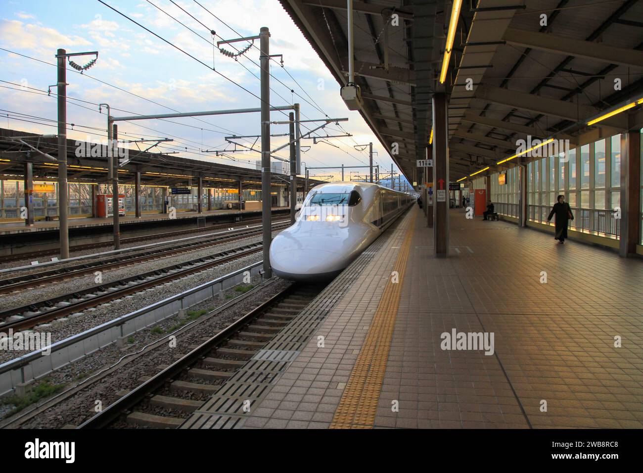 A Shinkansen N700 bullet train arriving at Shin-Fuji train station Stock Photo - Alamy