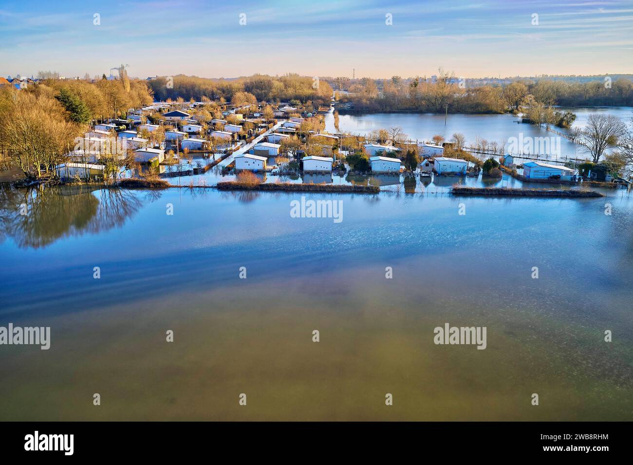 Hochwasser und Überschwemmung der Leine im Stadteil Stöcken. Hannover ...