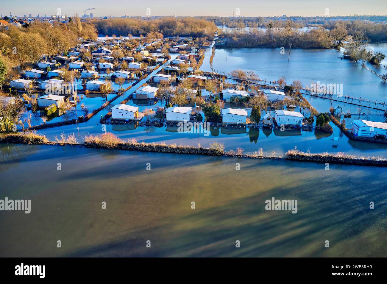 Hochwasser und Überschwemmung der Leine im Stadteil Stöcken. Hannover ...