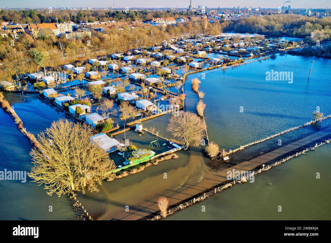 Hochwasser und Überschwemmung der Leine im Stadteil Stöcken. Hannover, 08.01.2024 *** High water ...