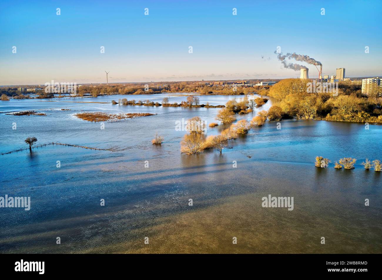 Hochwasser und Überschwemmung der Leine im Stadteil Stöcken. Hannover, 08.01.2024 *** High water ...