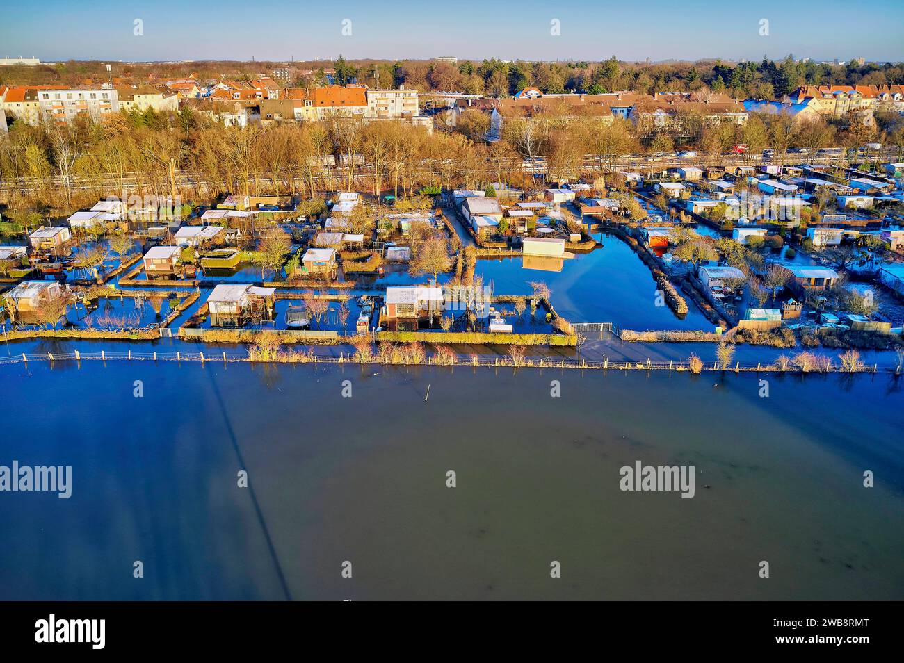 Hochwasser und Überschwemmung der Leine im Stadteil Stöcken. Hannover ...