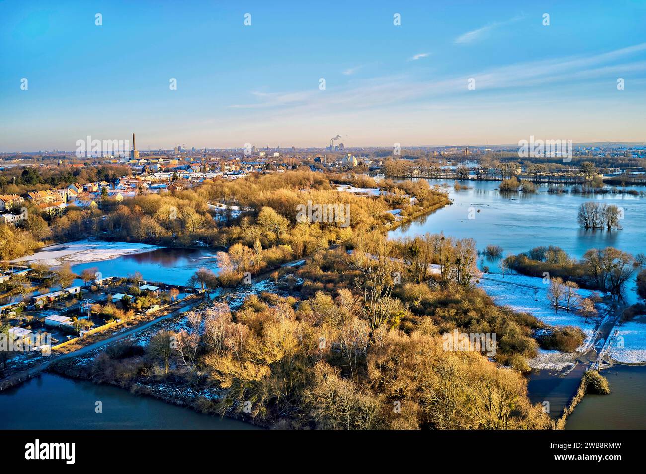 Hochwasser und Überschwemmung der Leine im Stadteil Stöcken. Hannover ...
