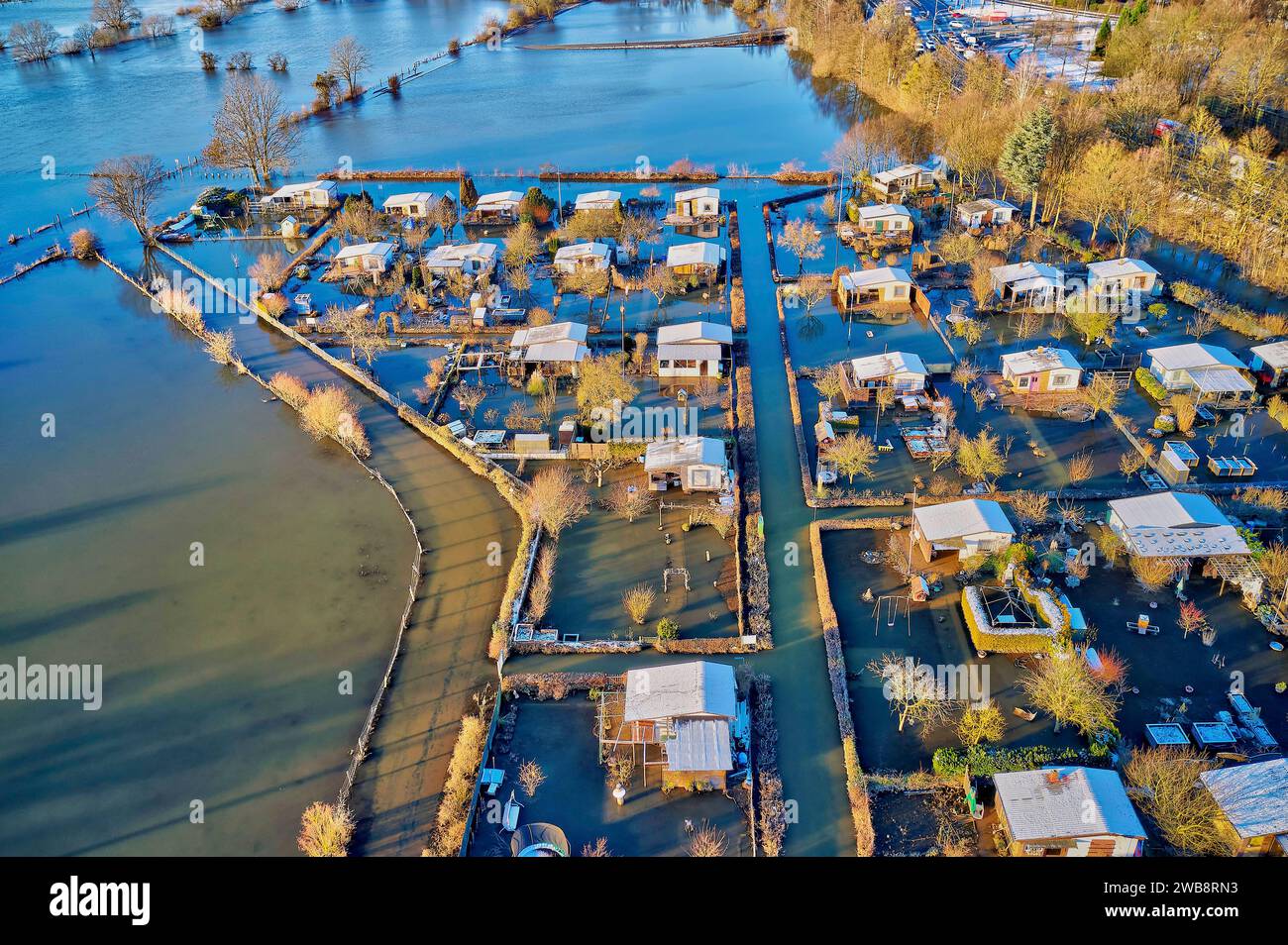 Hochwasser und Überschwemmung der Leine im Stadteil Stöcken. Hannover ...