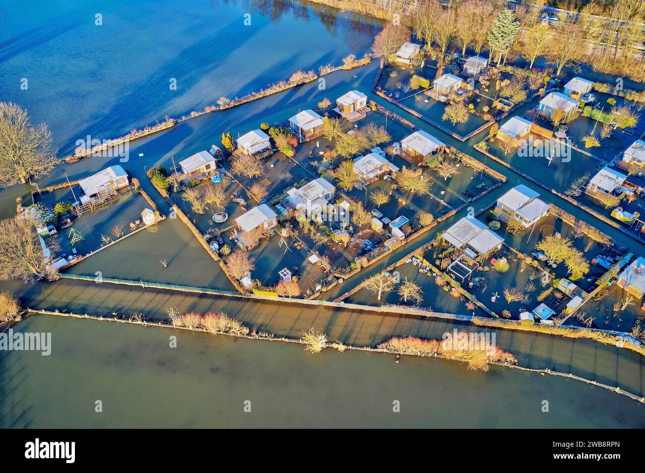 Hochwasser und Überschwemmung der Leine im Stadteil Stöcken. Hannover ...