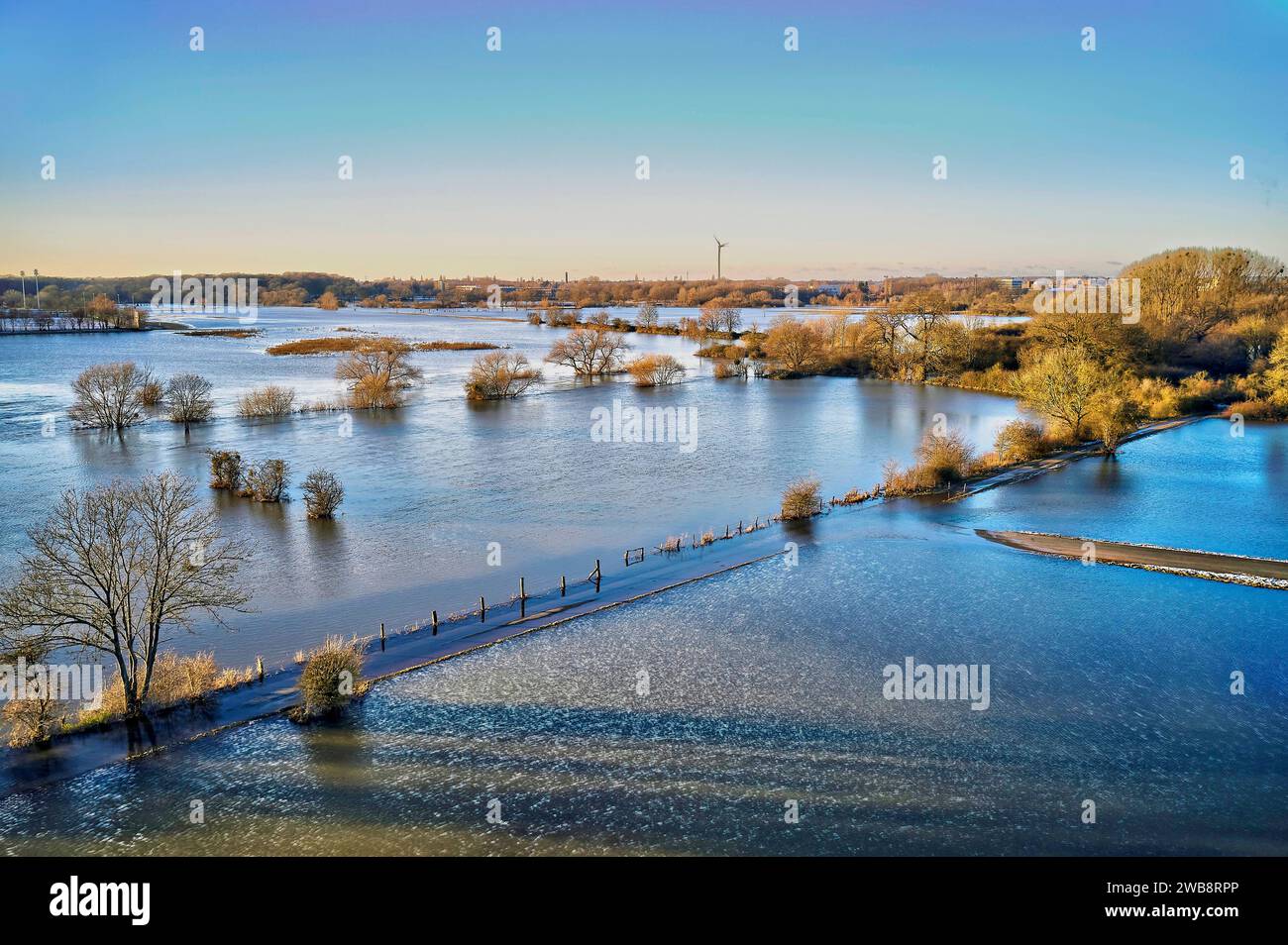 Hochwasser und Überschwemmung der Leine im Stadteil Stöcken. Hannover ...