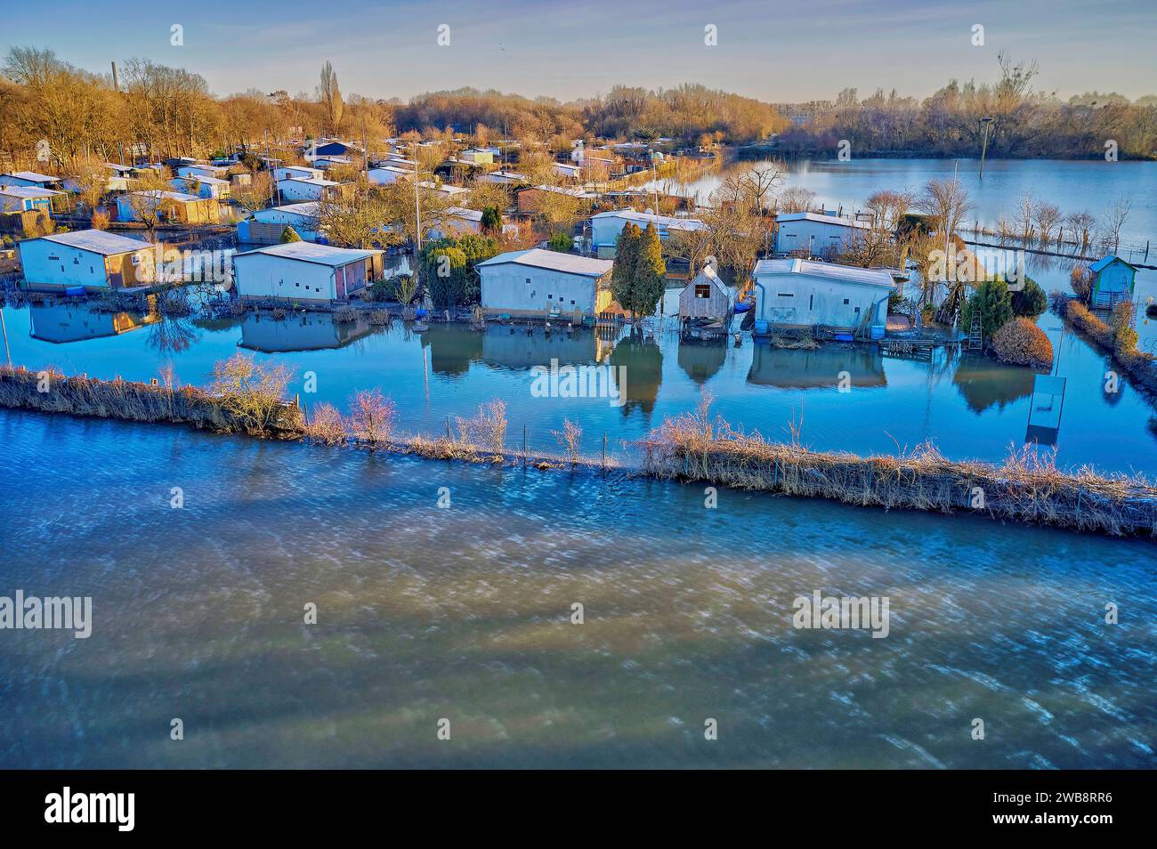 Hochwasser und Überschwemmung der Leine im Stadteil Stöcken. Hannover ...
