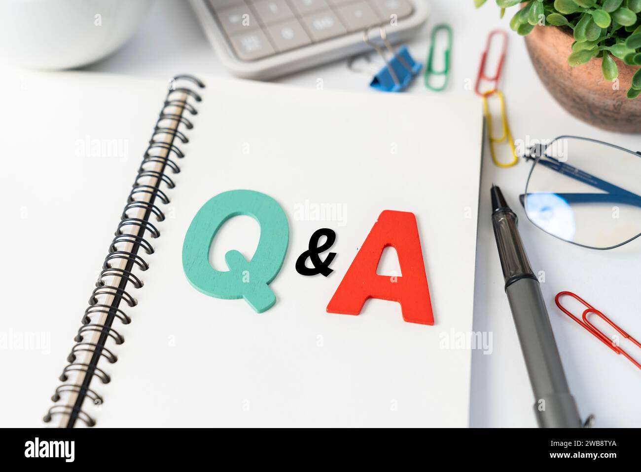 Questions and answers q a with people hi-res stock photography and images - Alamy