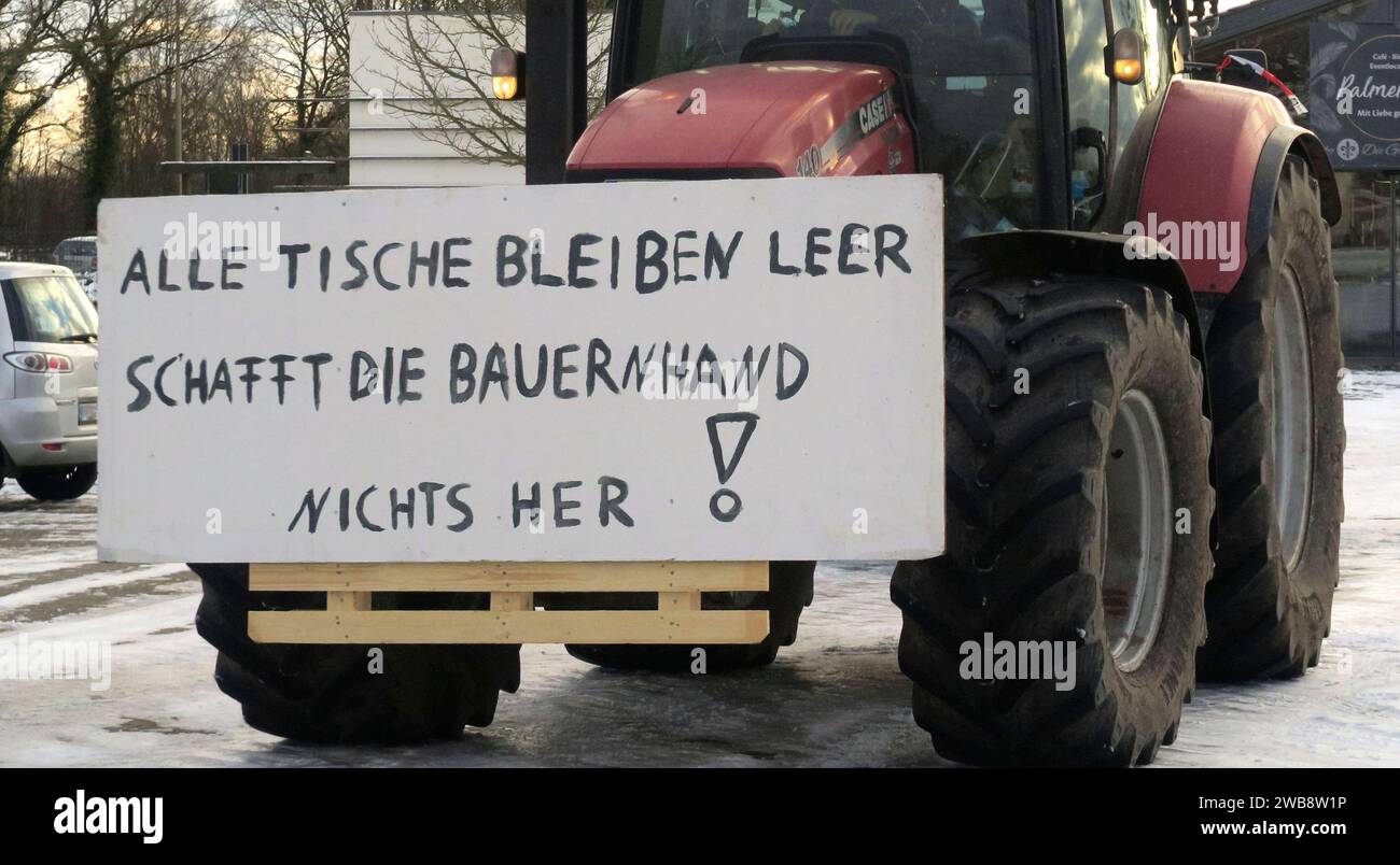 Foto : die Bauern bilden eine Kolonne, zahlreiche Trecker waren zum ...