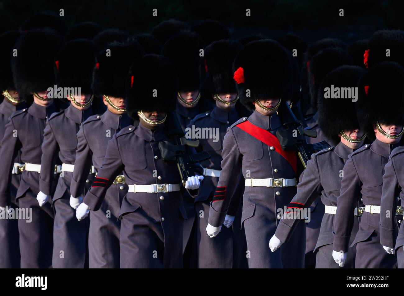 Soldiers from Number 7 Company of the Coldstream Guards move into ...