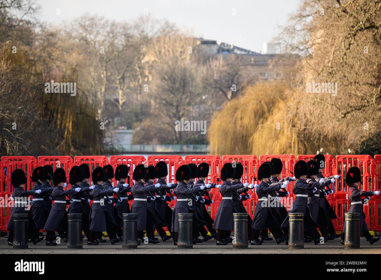 Soldiers from Number 7 Company of the Coldstream Guards move into ...