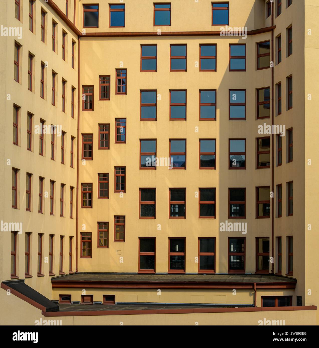 Multi lit windows hi-res stock photography and images - Alamy