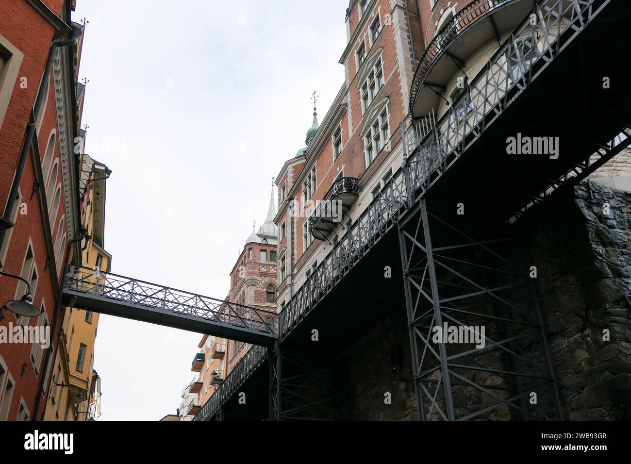 Bridge between buildings hi-res stock photography and images - Alamy