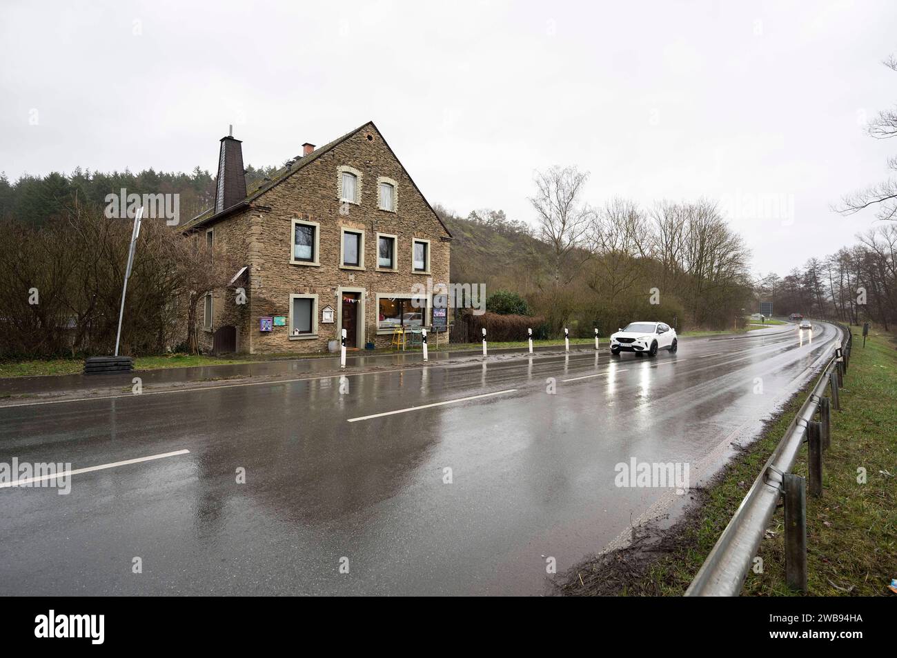 Leben an der Bundesstraße B8 03.02.2023 Brechen Bundesstraße B8. Cafe ...