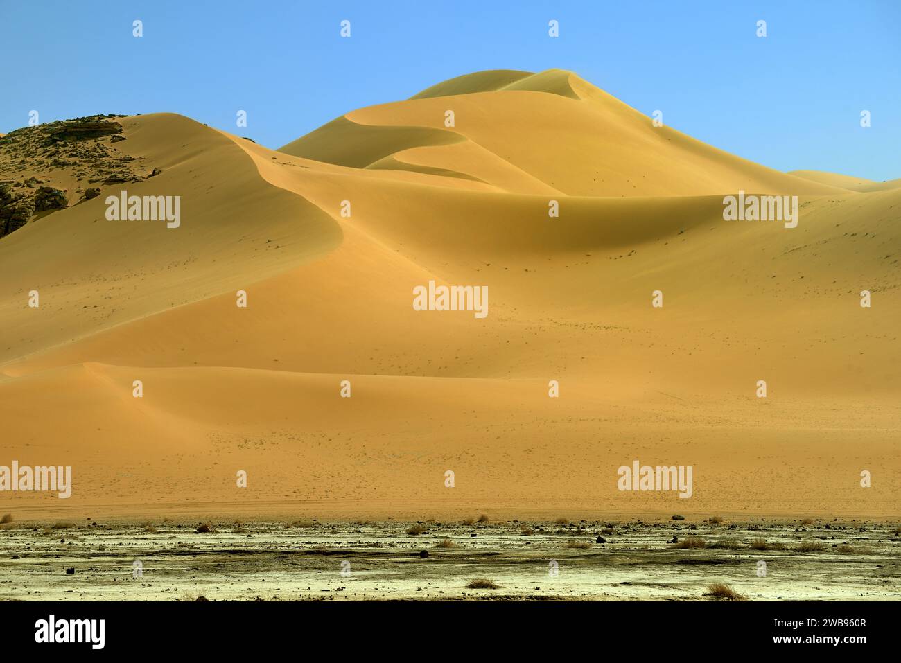 SAHARA DESERT AND SAND DUNES AND PATTERNS IN ALGERIA AROUND DJANET ...