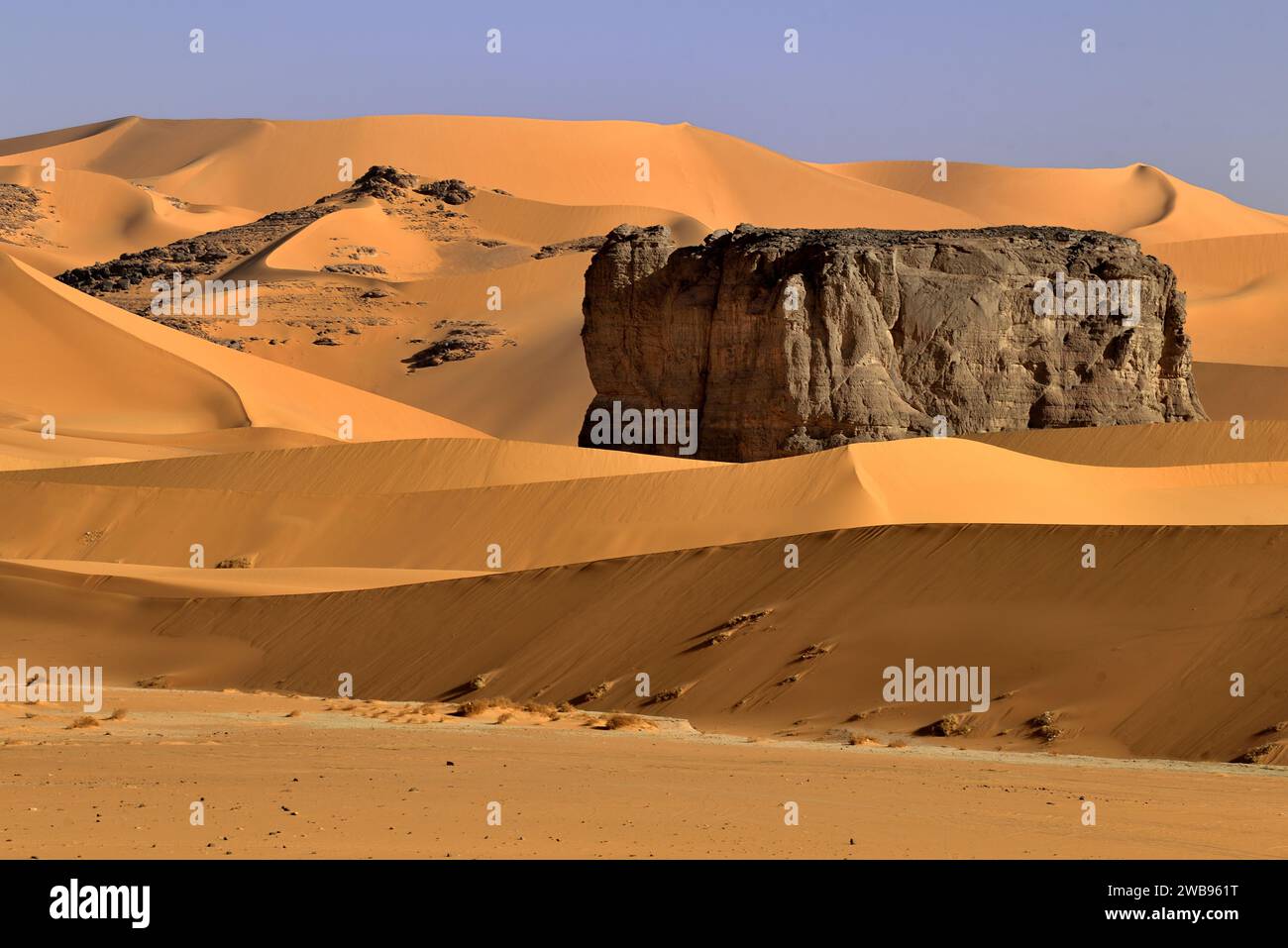 SAHARA DESERT AND SAND DUNES AND PATTERNS IN ALGERIA AROUND DJANET ...