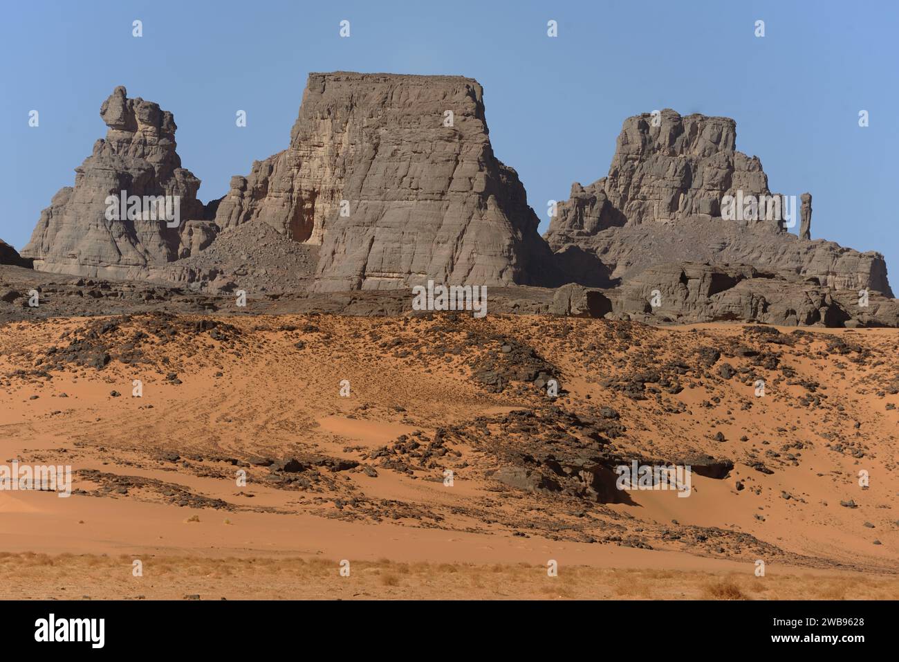 SAHARA DESERT AND SAND DUNES AND PATTERNS IN ALGERIA AROUND DJANET ...