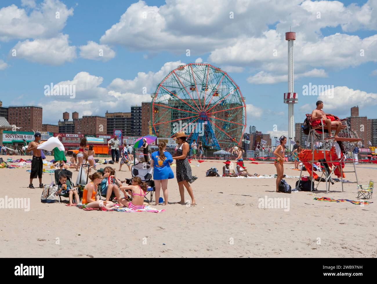 Summertime coney island hi-res stock photography and images - Alamy